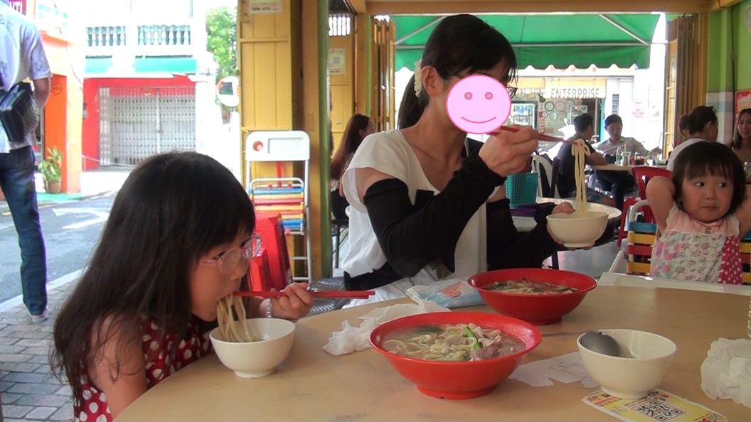 マラッカ：人気ラーメン店「品品香餐室（Pin Pin Hiong Restaurant）」でまさかの再会(2歳＆5歳:子連れシンガポール ...