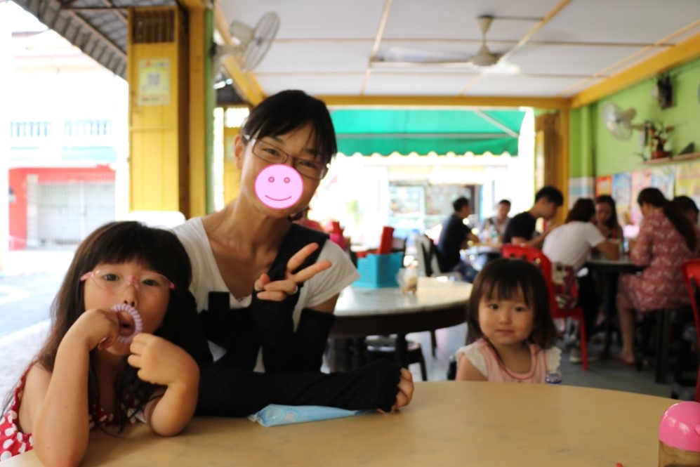 マラッカ：人気ラーメン店「品品香餐室（Pin Pin Hiong Restaurant）」でまさかの再会(2歳＆5歳:子連れシンガポール ...
