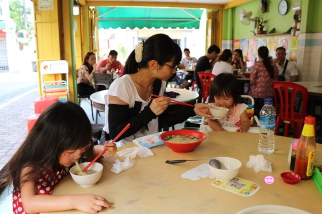 マラッカ：人気ラーメン店「品品香餐室（Pin Pin Hiong Restaurant）」でまさかの再会(2歳＆5歳:子連れシンガポール ...