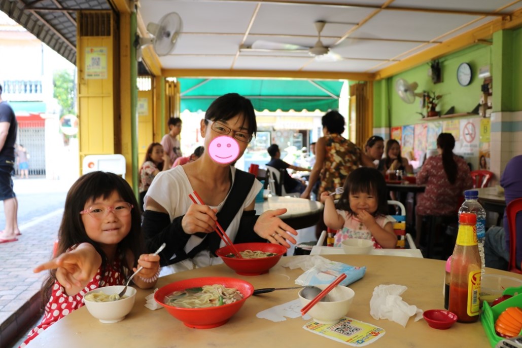 マラッカ：人気ラーメン店「品品香餐室（Pin Pin Hiong Restaurant）」でまさかの再会(2歳＆5歳:子連れシンガポール ...